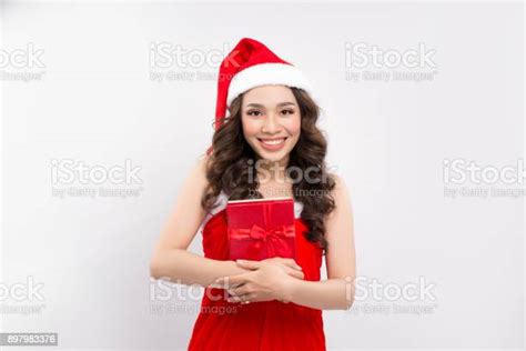 빨간 드레스와 산타 클로스 모자는 흰색 배경에 고립 된 선물 상자를 들고 행복 한 예쁜 여자 겨울에 대한 스톡 사진 및 기타 이미지 Istock