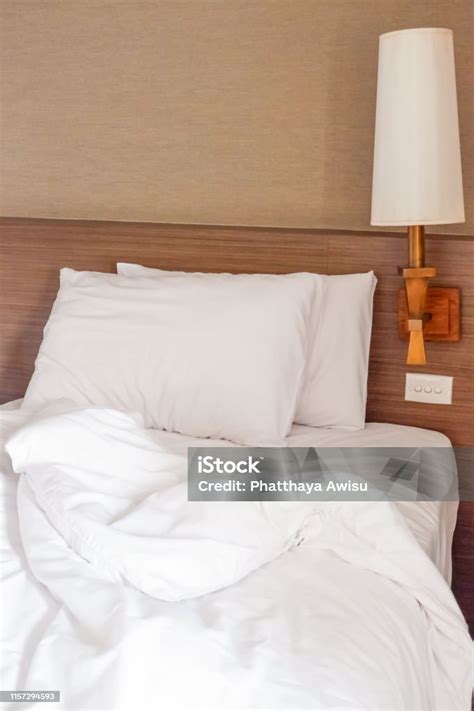 호텔 방에 흰색 구겨진 침대 시트와 두 개의 지저분한 베개 0명에 대한 스톡 사진 및 기타 이미지 0명 가정 생활 가정의 방 Istock