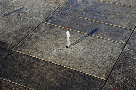 보도 소년 교대 스프레이 높이의 물 스프레이에 있는 스트립에 쌓인 정사각형 화강암 포장 파크 로우의 자갈길에서 직접 물의 특징이