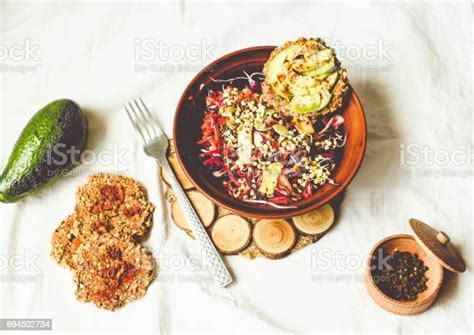 사탕 무와 아보카도 건강 한 점심 다이어트와 크래커 원시 양배추 샐러드 0명에 대한 스톡 사진 및 기타 이미지 0명 건강한 생활방식 건강한 식생활 Istock