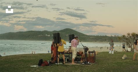 무성한 녹색 들판 위에 앉아있는 한 무리의 사람들 사진 Unsplash의 무료 오스트레일리아 이미지