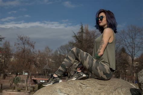 젊은 예쁜 여자 거리 근접 Hipster 초상화 패션 모델 선글라스 귀여운 길거리 사진 포즈 갈색 머리에 대한 스톡 사진 및 기타 이미지 Istock