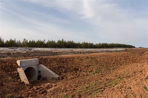 도로를 가로 질러 작은 콘크리트 다리 작은 강을 위한 길 건너편에 있는 다리 도로의 콘크리트 구조물 0명에 대한 스톡 사진 및 기타 이미지 Istock