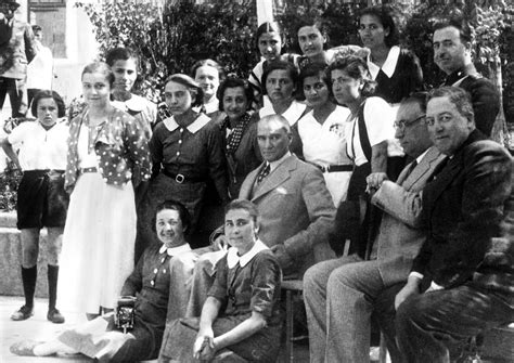 Atatürkün Gençlerle Gülen Yüzü Mustafa Kemal Atatürk Foto… Flickr