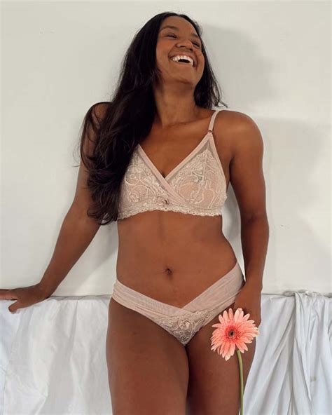 Conjunto Lingerie Sutiã De Renda Sem Bojo E Calcinha De Renda Na Cor