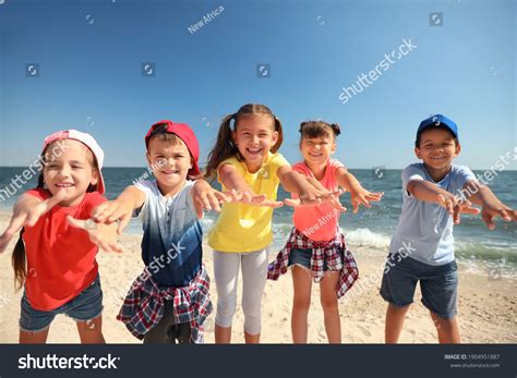 344 Tween Girls Playing Beach 图片、库存照片和矢量图 Shutterstock
