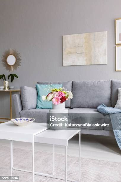금속 테이블 회색 소파에 블루 베개와 밝은 거실 인테리어에 흰색 꽃병 서에서 꽃의 꽃다발 실제 사진 소파에 대한 스톡 사진 및 기타 이미지 Istock