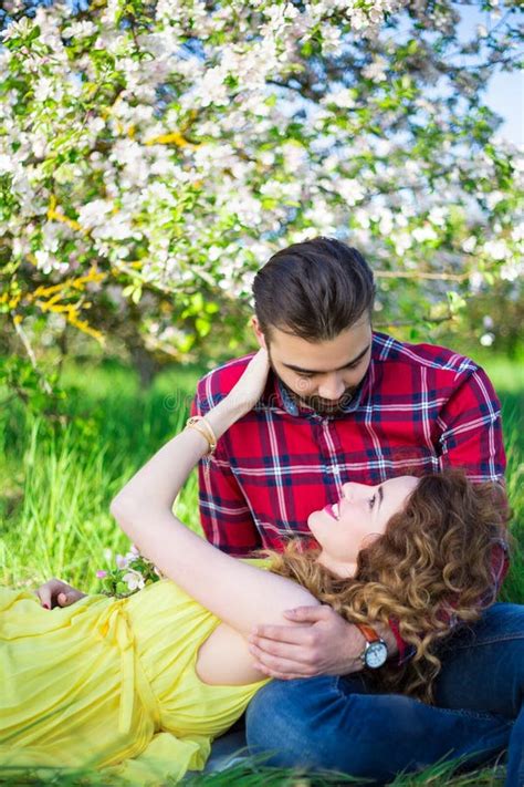 Giovane Con La Sua Amica Che Si Siede Nel Parco Immagine Stock