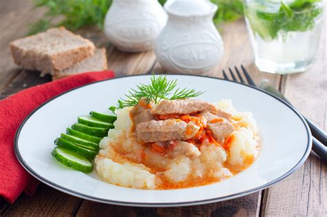 나무 테이블에 토마토 소스와 으깬 감자를 곁들인 돼지고기 슬라이스 수평 0명에 대한 스톡 사진 및 기타 이미지 0명 갈비 음식 감자 요리 Istock