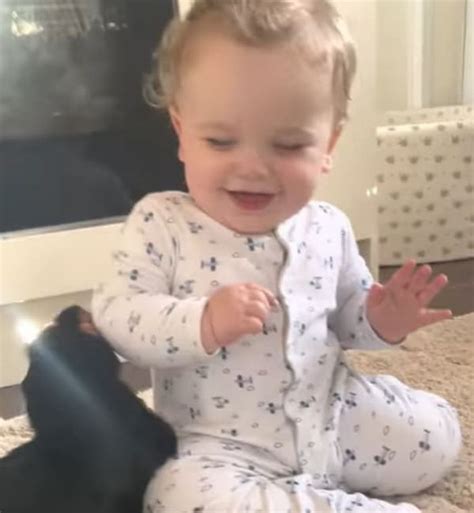 가족이 된 아기가 마음에 들고 좋은지 연신 꼬리 흔들며 적극 들이미는 아기 강아지 애니멀 플래닛