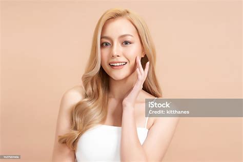 베이지 색 배경에 깨끗한 신선한 피부를 가진 아름다운 젊은 아시아 여성 얼굴 관리 얼굴 치료 화장품 아름다움과 스파 아시아 여성 초상화 20 24세에 대한 스톡 사진 및