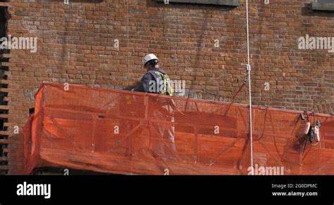 suspended scaffold stock videos and footage hd and 4k video clips alamy