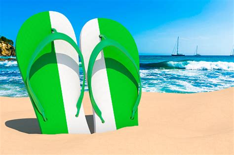 해변에서 나이지리아 국기와 함께 플립 플롭 나이지리아 리조트 휴가 투어 여행 패키지 개념 3d 렌더링 3차원 형태에 대한 스톡 사진 및 기타 이미지 Istock