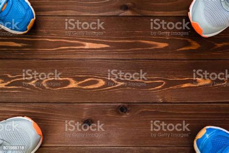 피트 니스 개념입니다 스포츠 장비입니다 운동 화 나무 배경입니다 강사에 대한 스톡 사진 및 기타 이미지 강사 개념 건강한 생활방식 Istock