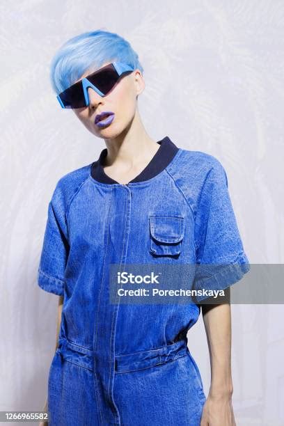 파란색 짧은 머리와 패션 모델 트렌디 한 색상 헤어 스타일 컨셉 꽃 식물에 대한 스톡 사진 및 기타 이미지 꽃 식물 데님 동슬라브족 Istock