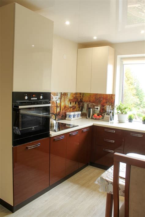 Кухня в частном доме вдоль окна