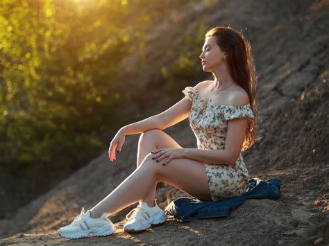 1600x1200 Women Outdoor 4k Wallpaper 1600x1200 Resolution Hd 4k