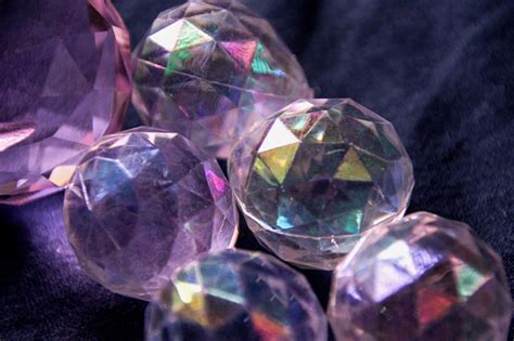 그룹 기하학적 모양 플라톤 몸 다면체 금속 및 유리 금 은 청동과 돌의 다각형 개체의 집합입니다 그림 추상 반사의 배경 그림 0