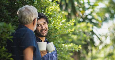 성인 아들과 노인 노인 아버지가 함께 이야기하고 정원에서 커피 잔을 들고 남자 세대 가족의 행복한 아침 라이프 스타일 집에서 사랑의 날 사진 Unsplash의 자연 이미지