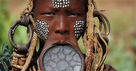 Зачем вставляют диск в губу 98 фото