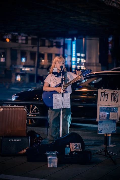 Xinh đẹp 가로 샷 가수 거리 거리 공연 거리 음악가 검은 모피 공연 공원 기타 기타리스트 꽃 꽃보기 도시 도시 설정 도시 풍경 도시의