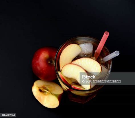 검은 색 배경에 얼음과 빨대를 가진 사과 주스의 키가 큰 유리 0명에 대한 스톡 사진 및 기타 이미지 0명 각얼음 개체 그룹 Istock