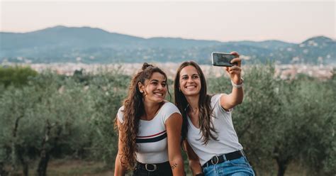 Heres How To Soft Launch Your New Relationship According To Experts