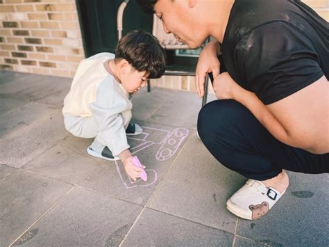 놀이육아 마당 바닥에 그림그리기 크레욜라 워셔블 수성 분필 바닥 분필그림 네이버 블로그