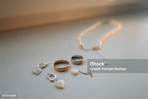 두 개의 황금 결혼 반지 상자에 흰색 황금 결혼 반지의 클로즈업 보기 0명에 대한 스톡 사진 및 기타 이미지 0명 1위 개화기 Istock