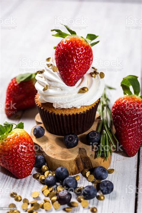 초콜릿 컵 케이크입니다 컵 케이크입니다 딸기 과일 딸기의 컵 케이크 Viewcolorful 컵 케 익 맛 있는 케이크 화려한 크림 사탕 나무 배경에 여름 딸기 컵 케이크