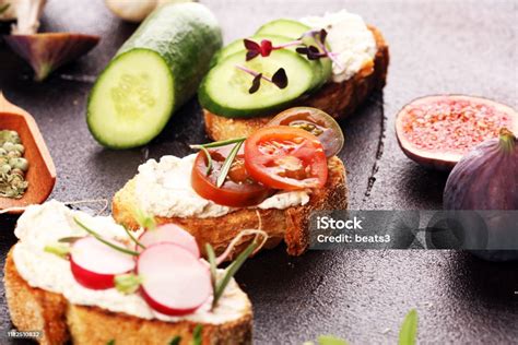 다양한 토핑을 곁들인 다양한 브루스케타 식욕을 돋우는 브루스케타 또는 브리 크로스티니 작은 샌드위치의 다양한 테이블에 브루스케타 혼합 0명에 대한 스톡 사진 및 기타 이미지