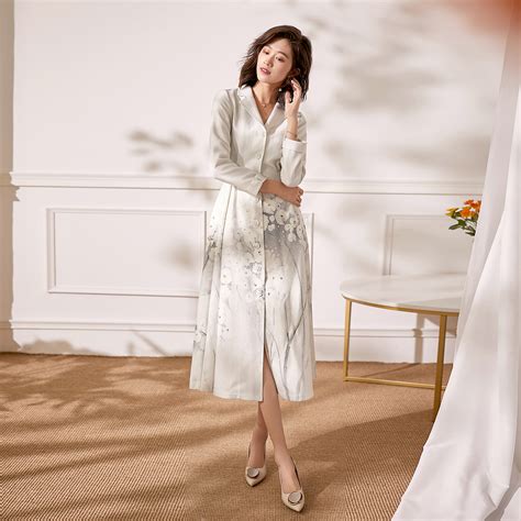 春季两用百搭轻熟风连衣裙女赫本气质白色风衣温柔风妈妈女装2371 虎窝淘