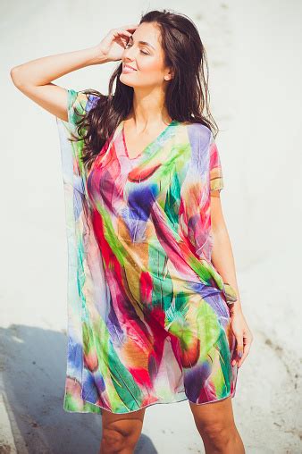 슬림 한 위장과 부드러운 허벅지와 함께 자유로운 느낌의 화려한 패션 스카프 스커트 수영복 수영복 수영복 체중 감소를 보여주는 레이저 뷰티 스파 웰빙 개념입니다 가냘픈에 대한