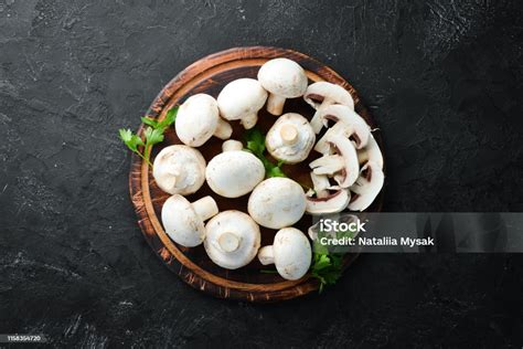 검은 나무 테이블에 샴시뇽 버섯 맨 위 보기 텍스트의 여유 공간입니다 가을에 대한 스톡 사진 및 기타 이미지 가을 갈색