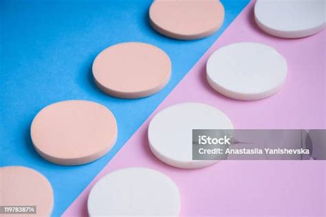 파란색과 분홍색 배경에 흰색과 베이지 색 메이크업 화장품 파운데이션 스폰지 닫기 부드러움에 대한 스톡 사진 및 기타 이미지 부드러움 분홍 페인트 Istock