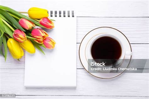 커피가 든 컵 튤립 꽃다발 하얀 나무 테이블에 빈 공책이 놓여 있다 텍스트를 위한 공간 0명에 대한 스톡 사진 및 기타 이미지 Istock