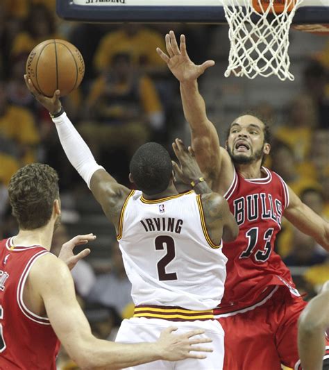 Photo Kyrie Irving Face à Joakim Noah Lors Du Match Entre Les Bulls