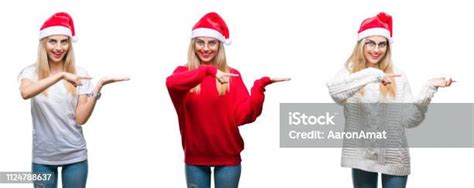 젊은 아름 다운 금발 여자의 콜라주는 고립 된 배경 위에 크리스마스 모자를 쓰고 손으로 제시 하 고 손가락으로 가리키는 동안 카메라에 미소를 놀라게 가리키기에 대한 스톡
