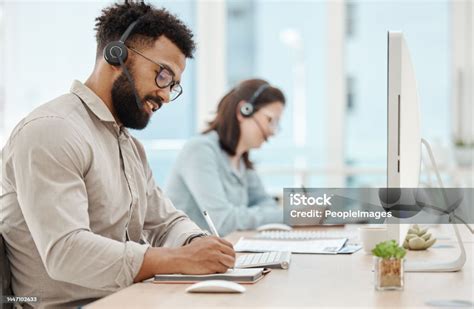 고객 지원 쓰기 및 텔레마케팅 컨설팅 및 전화 통화를 위한 콜센터 사무실의 컴퓨터에서 사업가 직원과의 커뮤니케이션 연락 및 판매 및 노트북을 사용한 Kpi 또는 Crm