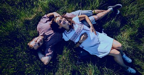 6 Common Cuddling Positions In Sleep And Their Health Benefits