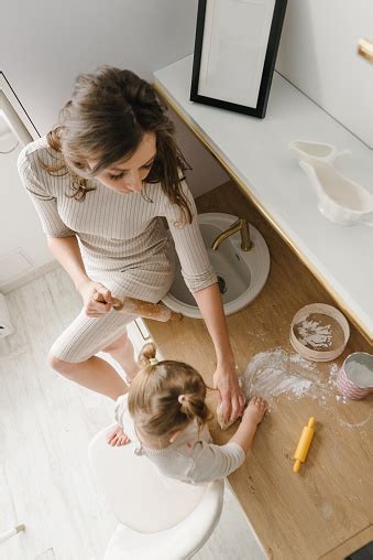 엄마와 아이는 피자를 요리하고 쿠키 만두 크로와상 패스트리 파이를 굽습니다 엄마는 집에서 식탁 위에 반죽을 반죽합니다 아이와 함께 즐거운 시간을 보내는 가족 주말에 음식