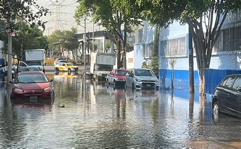 Cdmx En Cdmx Fuga De Agua Inunda Calles Casas Y Autos En