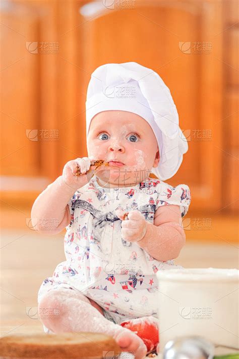 凌乱乐趣食品可爱的面粉厨房肮脏的女孩坐做