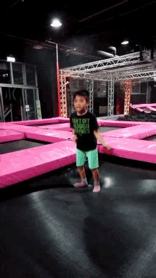 Jumping On A Trampoline  Trampoline  Gratuit Vyjsbi
