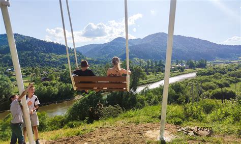 Неймовірний вид у Довгому Гірському змайстрували велику гойдалку ВАРТО Галицькі Новини