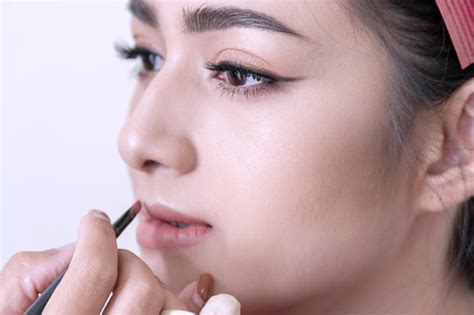 스튜디오에서 그녀의 얼굴에 립스틱을 적용 손 미용사 또는 메이크업 아티스트와 아름다운 예쁜 젊은 여성을 닫습니다 20 24세에 대한 스톡 사진 및 기타 이미지 Istock