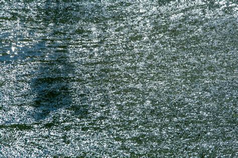 텍스처 배경 패턴입니다 물 수영장 분수대에서 스프레이 수직 높은 간헐천 촬영 스프레이 뿌려 기능 장식 내뿜는 분수 풀 고여 있는 물에 대한 스톡 사진 및 기타 이미지