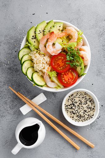하와이 새우 쌀 야채 새우 밥 아보카도 오이 토마토와 양상추와 함께 건강 한 부처님 그릇 그릇 찌른 상위 뷰 포케 음식에 대한 스톡 사진 및 기타 이미지 Istock