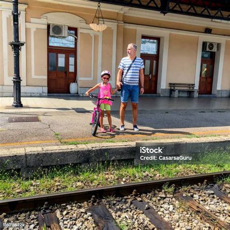 기차에 대 한 함께 기다리는 딸과 아버지 2명에 대한 스톡 사진 및 기타 이미지 2명 건강한 생활방식 관광 Istock