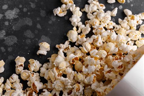 영화를 시청을 위한 간식 팝콘 텍스처 배경에 양동이 밖으로 떨어졌다 0명에 대한 스톡 사진 및 기타 이미지 0명 건강에